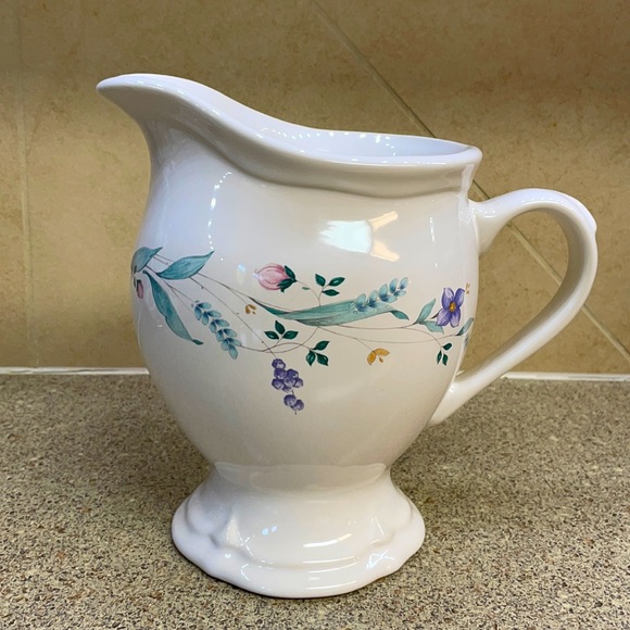 Pfaltzgraff | Dining | Pfaltzgraff April Pitcher 56oz Sculpted | Poshmark